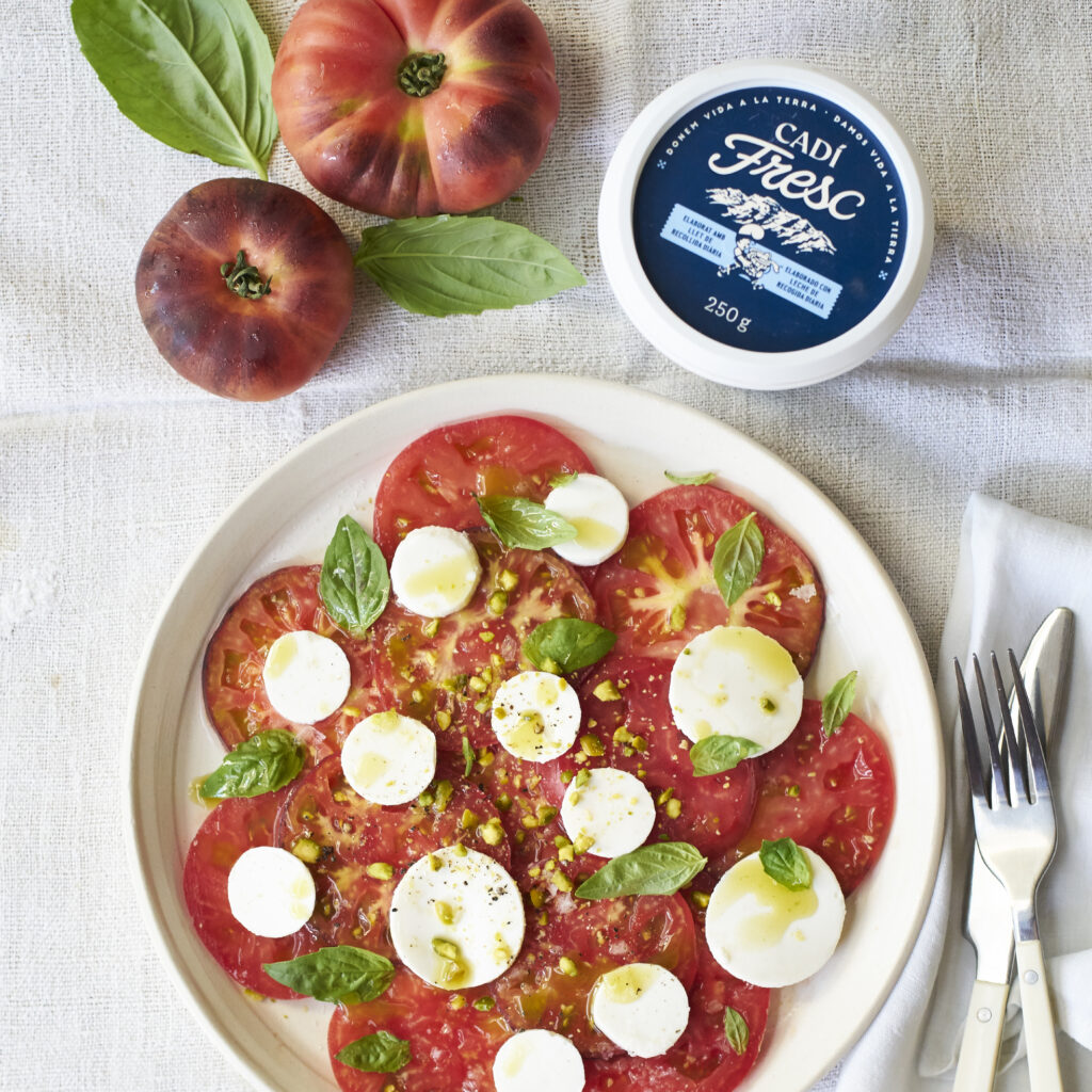 Fresh Cadí salad, tomato and basil - Cadí | Since 1915